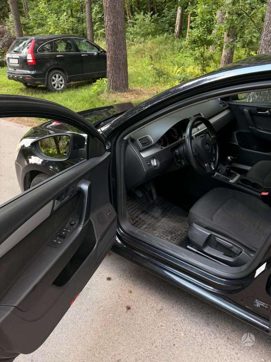 Black Volkswagen Passat 2014 in Vilnius, with an engine capacity of 1.60 L and mileage of 260 thousand km for 3500 €, photo 13 on AUTOMOTO.COM.LV