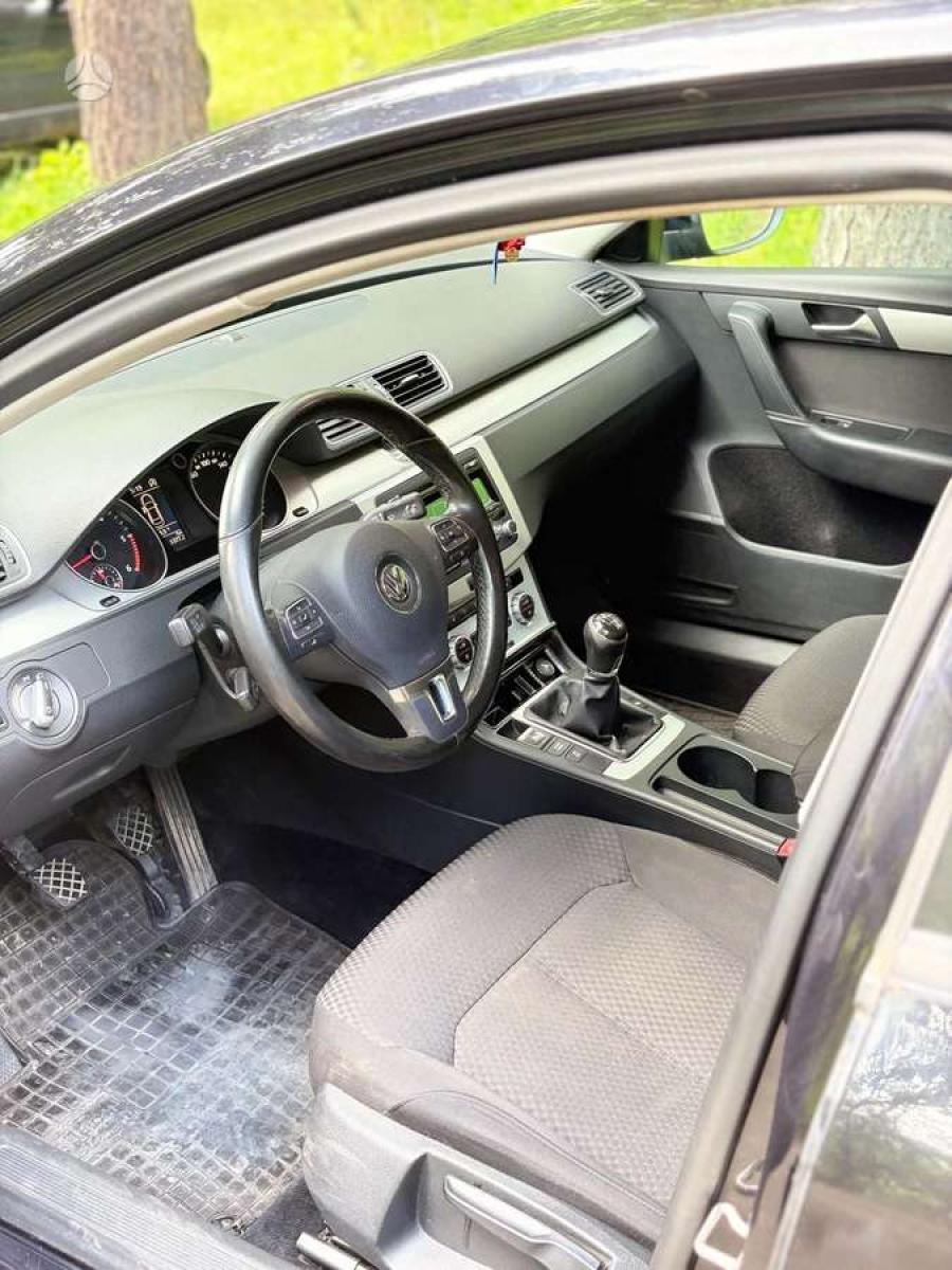 Black Volkswagen Passat 2014 in Vilnius, with an engine capacity of 1.60 L and mileage of 260 thousand km for 3500 €, photo 16 on AUTOMOTO.COM.LV