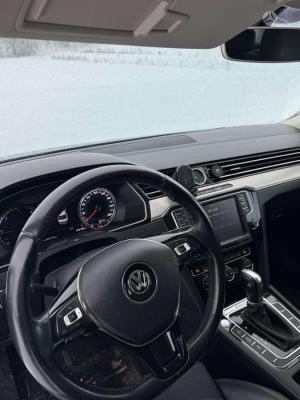 Black Volkswagen Passat 2015 in Ukmerge, with an engine capacity of 0.00 L and mileage of 390 thousand km for 14000 €, photo 5 on AUTOMOTO.COM.LV