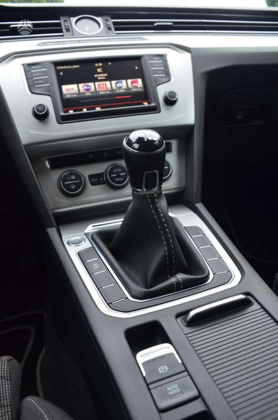 Black Volkswagen Passat 2015 in Kaunas, with an engine capacity of 2.00 L and mileage of 249 thousand km for 8650 €, photo 9 on AUTOMOTO.COM.LV