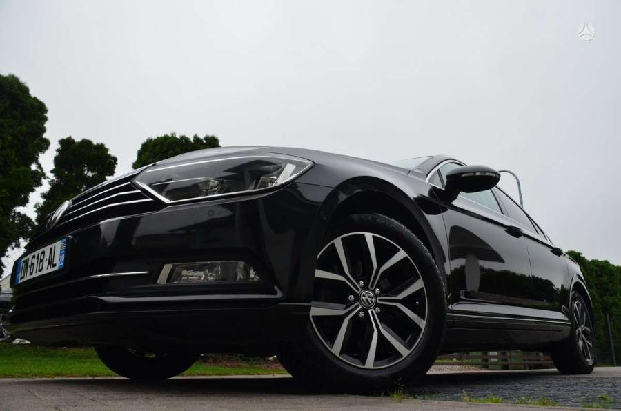 Black Volkswagen Passat 2015 in Kaunas, with an engine capacity of 2.00 L and mileage of 249 thousand km for 8650 €, photo 31 on AUTOMOTO.COM.LV