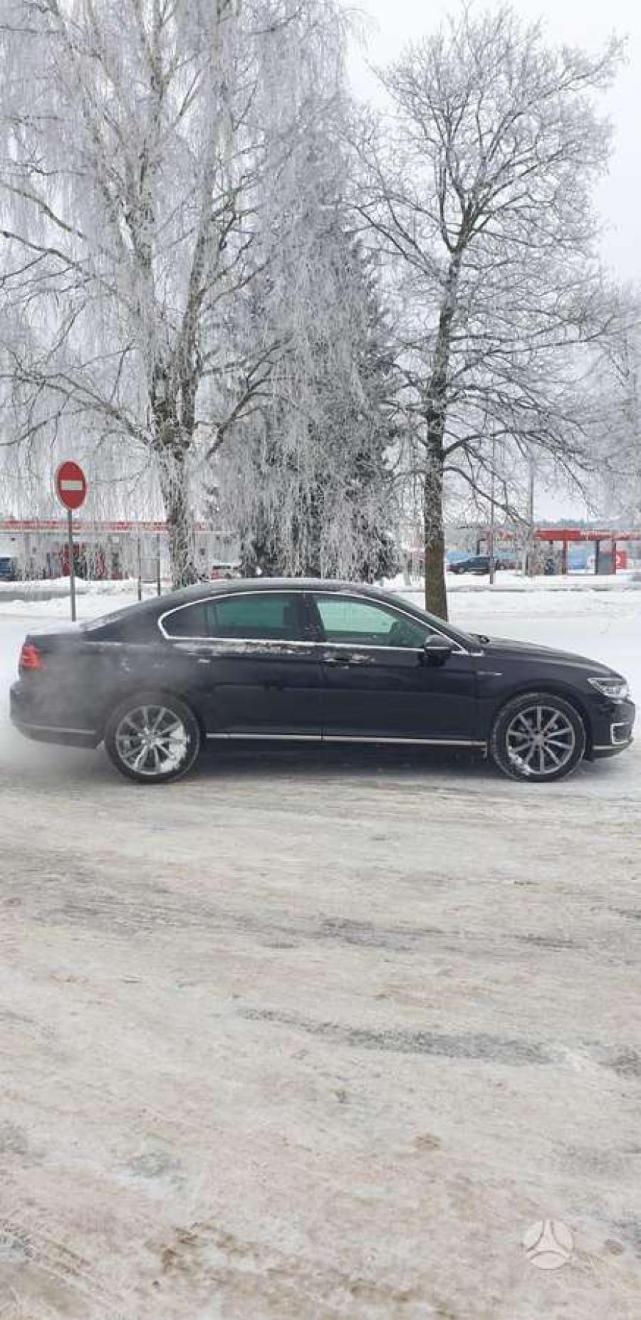 Black Volkswagen Passat 2016 in Taurage, with an engine capacity of 1.40 L and mileage of 192 thousand km for 10400 €, photo 5 on AUTOMOTO.COM.LV