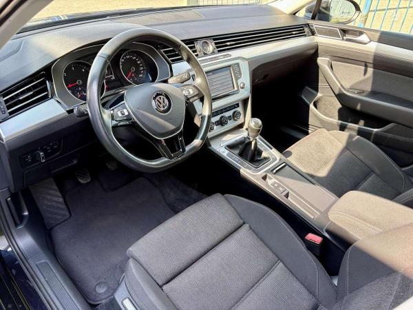 Melns Volkswagen Passat 2016 Panevēža, ar dzinēja tilpumu 1.60 L un nobraukumu 181 tūkst. km par 9300 €, foto 9 vietnē AUTOMOTO.COM.LV