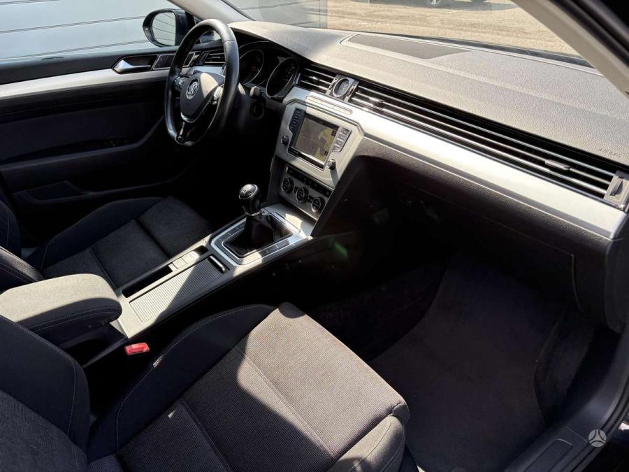 Melns Volkswagen Passat 2016 Panevēža, ar dzinēja tilpumu 1.60 L un nobraukumu 181 tūkst. km par 9300 €, foto 18 vietnē AUTOMOTO.COM.LV