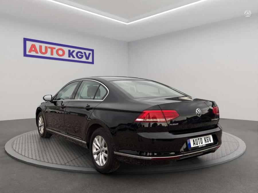 Black Volkswagen Passat 2016 in Kaunas, with an engine capacity of 2.00 L and mileage of 230 thousand km for 9999 €, photo 4 on AUTOMOTO.COM.LV