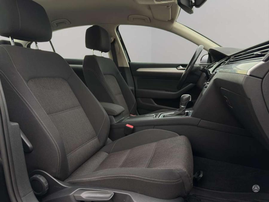 Black Volkswagen Passat 2016 in Kaunas, with an engine capacity of 2.00 L and mileage of 230 thousand km for 9999 €, photo 9 on AUTOMOTO.COM.LV