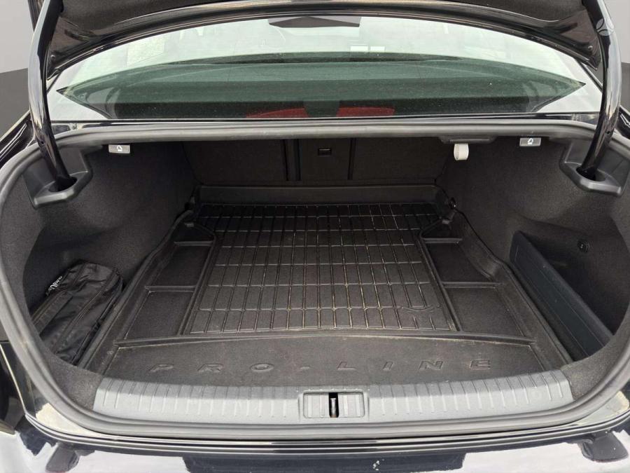 Black Volkswagen Passat 2016 in Kaunas, with an engine capacity of 2.00 L and mileage of 230 thousand km for 9999 €, photo 11 on AUTOMOTO.COM.LV