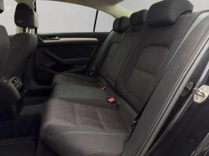 Black Volkswagen Passat 2016 in Kaunas, with an engine capacity of 2.00 L and mileage of 230 thousand km for 9999 €, photo 12 on AUTOMOTO.COM.LV