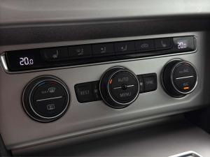 Black Volkswagen Passat 2016 in Kaunas, with an engine capacity of 2.00 L and mileage of 230 thousand km for 9999 €, photo 17 on AUTOMOTO.COM.LV