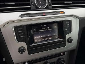 Black Volkswagen Passat 2016 in Kaunas, with an engine capacity of 2.00 L and mileage of 230 thousand km for 9999 €, photo 18 on AUTOMOTO.COM.LV