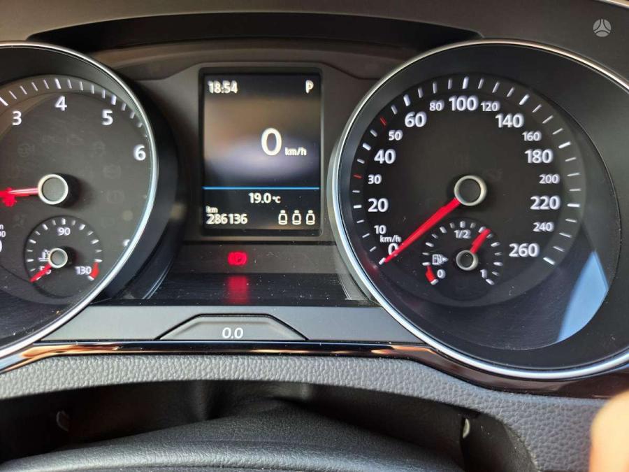 Black Volkswagen Passat 2016 in Vilnius, with an engine capacity of 1.80 L and mileage of 286 thousand km for 10000 €, photo 10 on AUTOMOTO.COM.LV