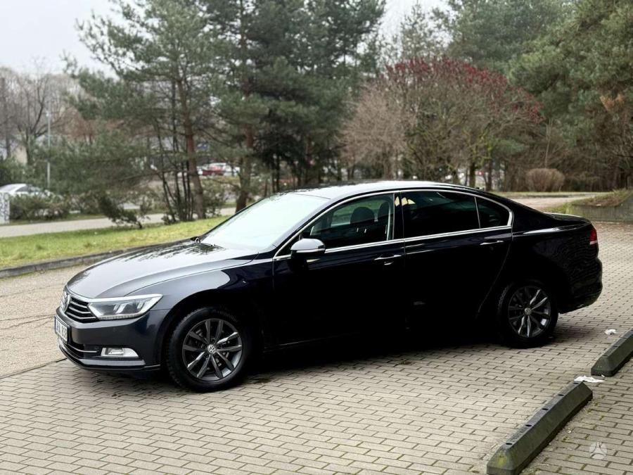 Black Volkswagen Passat 2017 in Vilnius, with an engine capacity of 2.00 L and mileage of 299 thousand km for 9000 €, photo 4 on AUTOMOTO.COM.LV