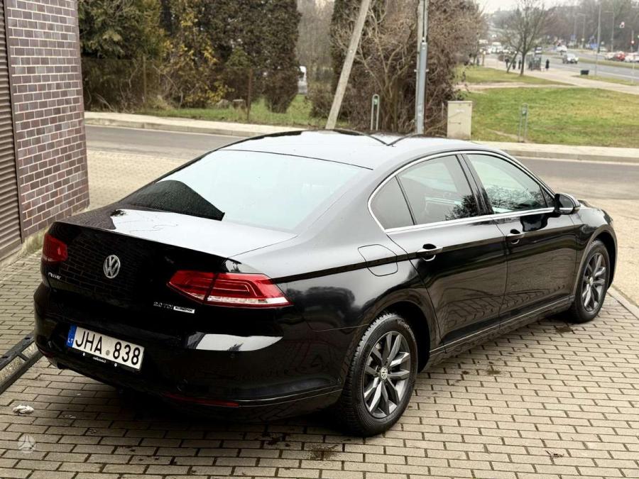 Black Volkswagen Passat 2017 in Vilnius, with an engine capacity of 2.00 L and mileage of 299 thousand km for 9000 €, photo 5 on AUTOMOTO.COM.LV