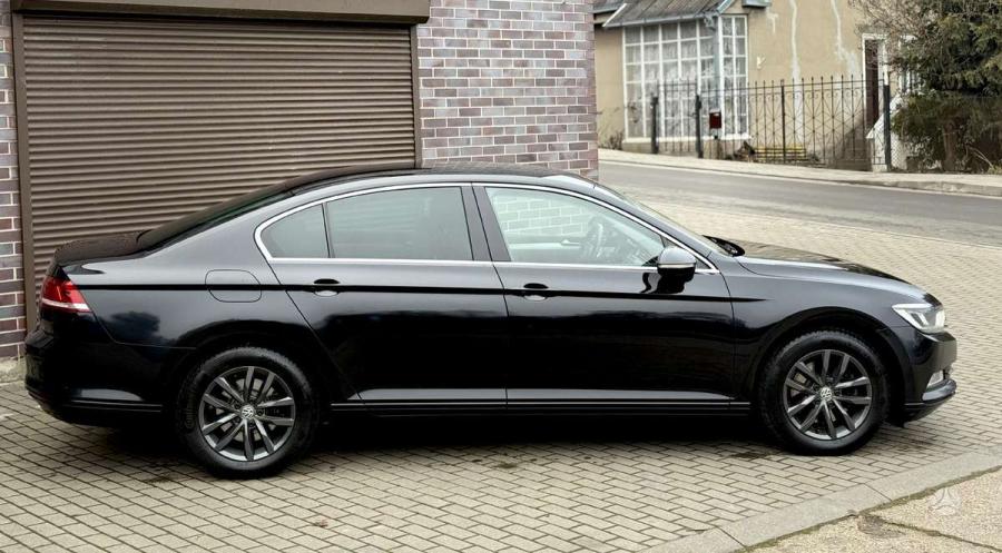 Black Volkswagen Passat 2017 in Vilnius, with an engine capacity of 2.00 L and mileage of 299 thousand km for 9000 €, photo 6 on AUTOMOTO.COM.LV