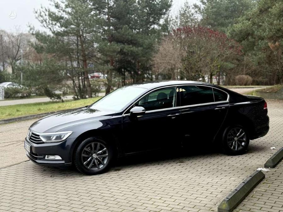 Black Volkswagen Passat 2017 in Vilnius, with an engine capacity of 2.00 L and mileage of 290 thousand km for 8500 €, photo 4 on AUTOMOTO.COM.LV