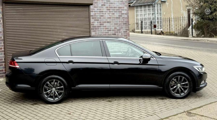 Black Volkswagen Passat 2017 in Vilnius, with an engine capacity of 2.00 L and mileage of 290 thousand km for 8500 €, photo 6 on AUTOMOTO.COM.LV