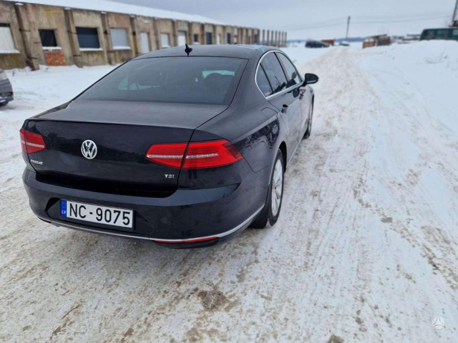 Black Volkswagen Passat 2017 in Kaunas, with an engine capacity of 1.40 L and mileage of 150 thousand km for 6500 €, photo 3 on AUTOMOTO.COM.LV