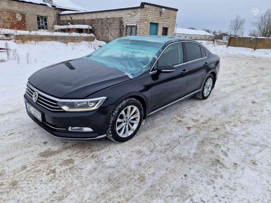 Black Volkswagen Passat 2017 in Kaunas, with an engine capacity of 1.40 L and mileage of 150 thousand km for 6500 €, photo 5 on AUTOMOTO.COM.LV