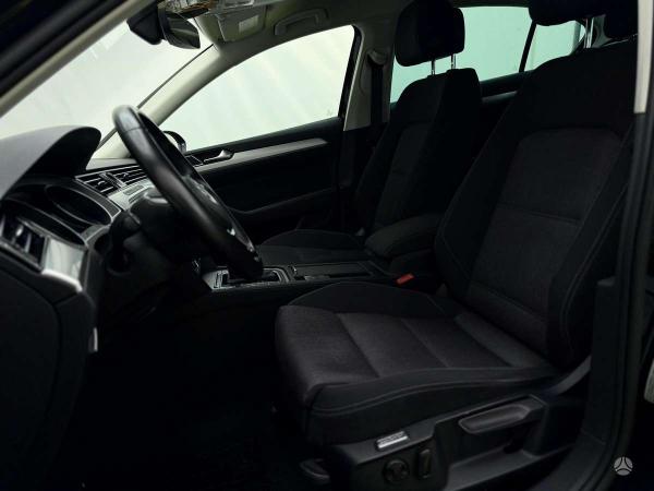 Black Volkswagen Passat 2017 in Vilnius, with an engine capacity of 1.40 L and mileage of 137 thousand km for 10999 €, photo 10 on AUTOMOTO.COM.LV