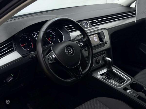 Black Volkswagen Passat 2017 in Vilnius, with an engine capacity of 1.40 L and mileage of 216 thousand km for 7999 €, photo 9 on AUTOMOTO.COM.LV