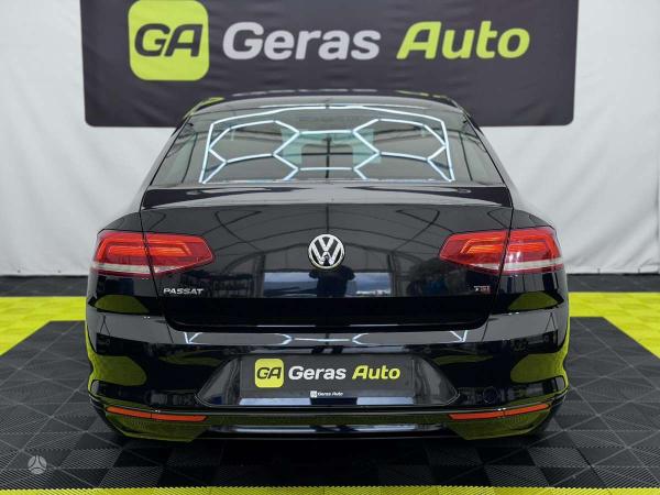 Black Volkswagen Passat 2017 in Vilnius, with an engine capacity of 1.40 L and mileage of 137 thousand km for 10999 €, photo 5 on AUTOMOTO.COM.LV