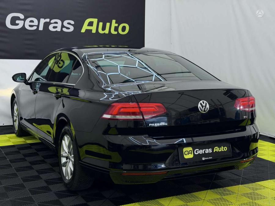 Black Volkswagen Passat 2017 in Vilnius, with an engine capacity of 1.40 L and mileage of 137 thousand km for 10999 €, photo 7 on AUTOMOTO.COM.LV