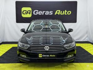 Black Volkswagen Passat 2017 in Vilnius, with an engine capacity of 1.40 L and mileage of 137 thousand km for 10999 €, photo 8 on AUTOMOTO.COM.LV