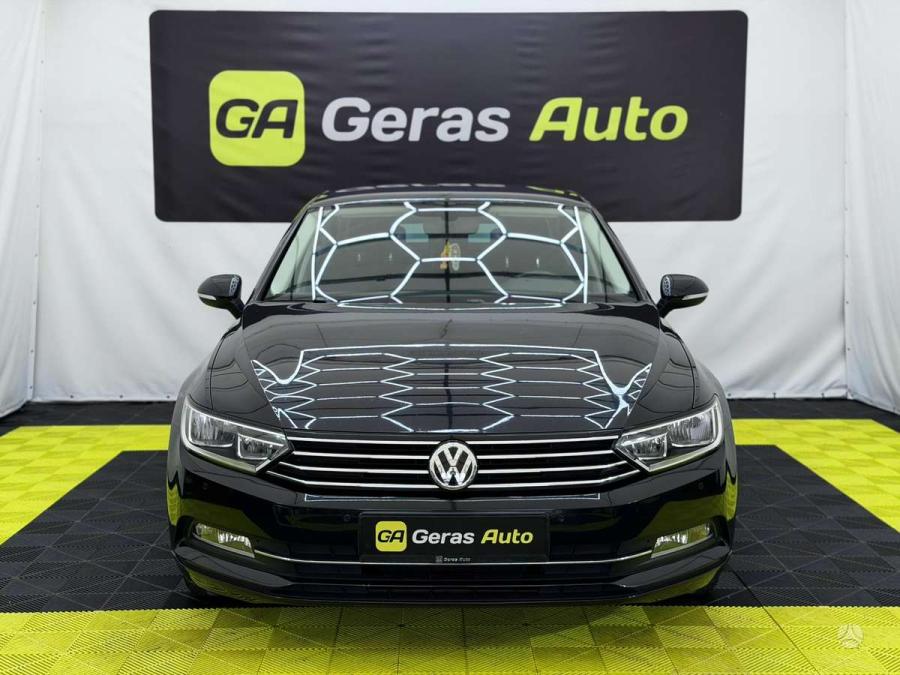 Black Volkswagen Passat 2017 in Vilnius, with an engine capacity of 1.40 L and mileage of 137 thousand km for 10999 €, photo 8 on AUTOMOTO.COM.LV