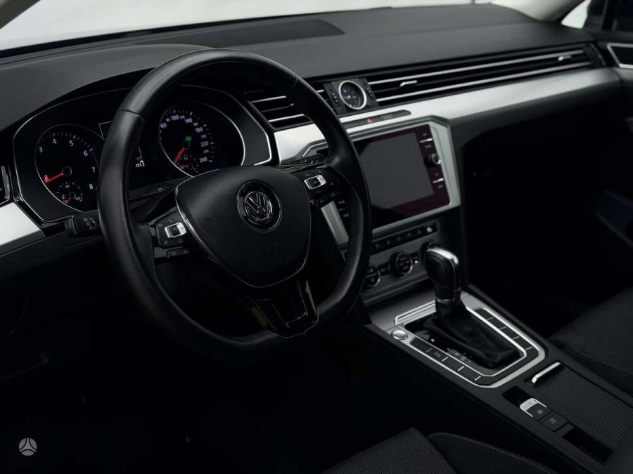 Black Volkswagen Passat 2017 in Vilnius, with an engine capacity of 1.40 L and mileage of 137 thousand km for 10999 €, photo 10 on AUTOMOTO.COM.LV
