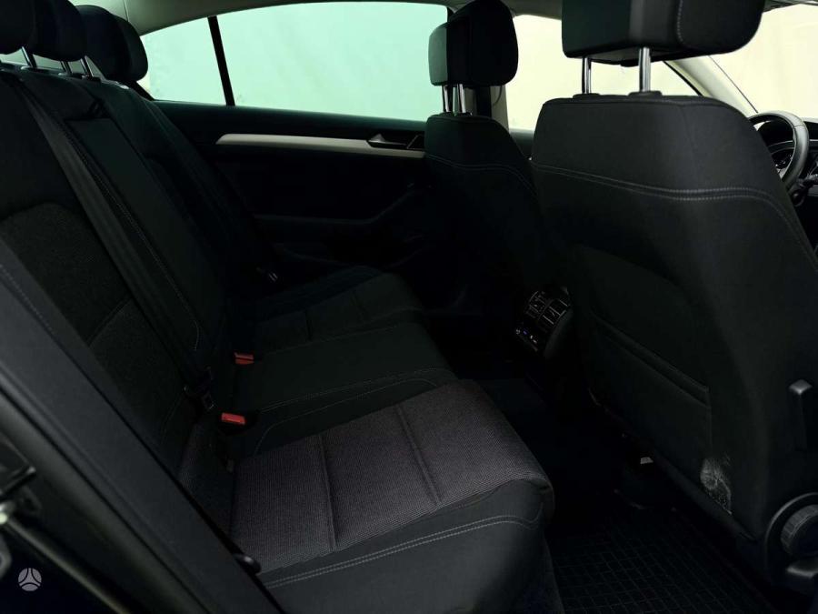 Black Volkswagen Passat 2017 in Vilnius, with an engine capacity of 1.40 L and mileage of 137 thousand km for 10999 €, photo 14 on AUTOMOTO.COM.LV