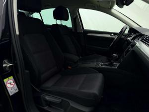 Black Volkswagen Passat 2017 in Vilnius, with an engine capacity of 1.40 L and mileage of 137 thousand km for 10999 €, photo 15 on AUTOMOTO.COM.LV