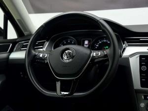 Black Volkswagen Passat 2017 in Vilnius, with an engine capacity of 1.40 L and mileage of 137 thousand km for 10999 €, photo 19 on AUTOMOTO.COM.LV