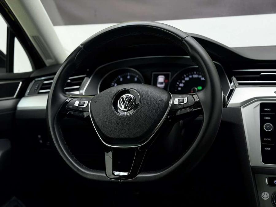 Black Volkswagen Passat 2017 in Vilnius, with an engine capacity of 1.40 L and mileage of 137 thousand km for 10999 €, photo 19 on AUTOMOTO.COM.LV