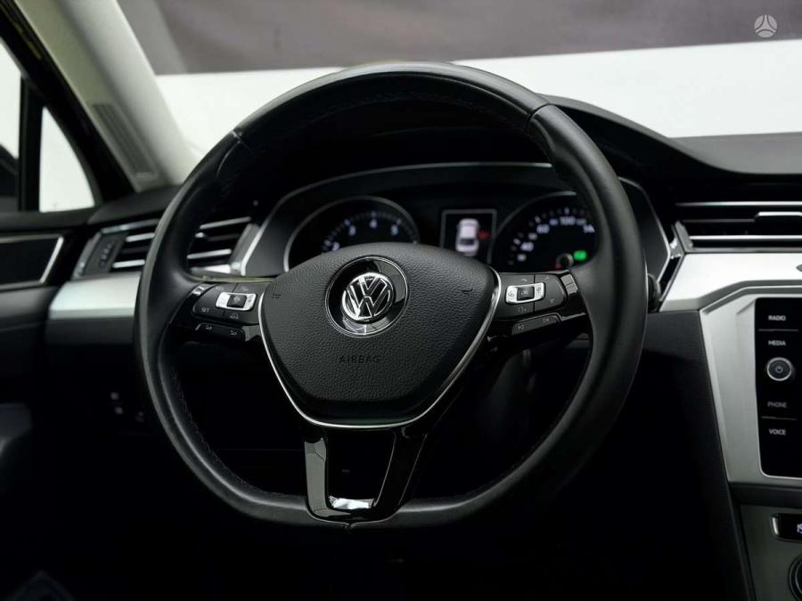 Melns Volkswagen Passat 2017 Viļņa, ar dzinēja tilpumu 1.40 L un nobraukumu 137 tūkst. km par 10499 €, foto 19 vietnē AUTOMOTO.COM.LV
