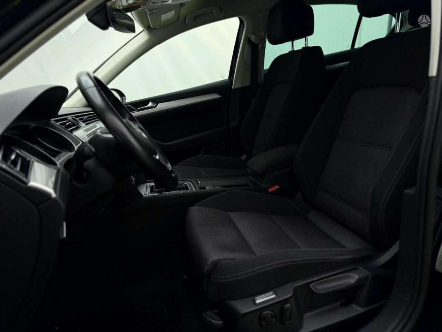 Black Volkswagen Passat 2017 in Vilnius, with an engine capacity of 1.40 L and mileage of 137 thousand km for 10499 €, photo 11 on AUTOMOTO.COM.LV