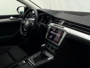 Black Volkswagen Passat 2017 in Vilnius, with an engine capacity of 1.40 L and mileage of 137 thousand km for 10499 €, photo 16 on AUTOMOTO.COM.LV