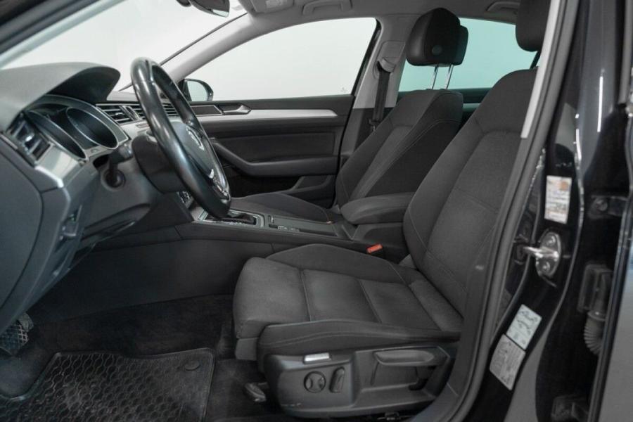 Black Volkswagen Passat 2017 in Vilnius, with an engine capacity of 1.40 L and mileage of 185 thousand km for 11500 €, photo 8 on AUTOMOTO.COM.LV