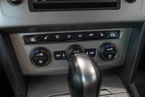 Black Volkswagen Passat 2017 in Vilnius, with an engine capacity of 1.40 L and mileage of 185 thousand km for 11500 €, photo 15 on AUTOMOTO.COM.LV