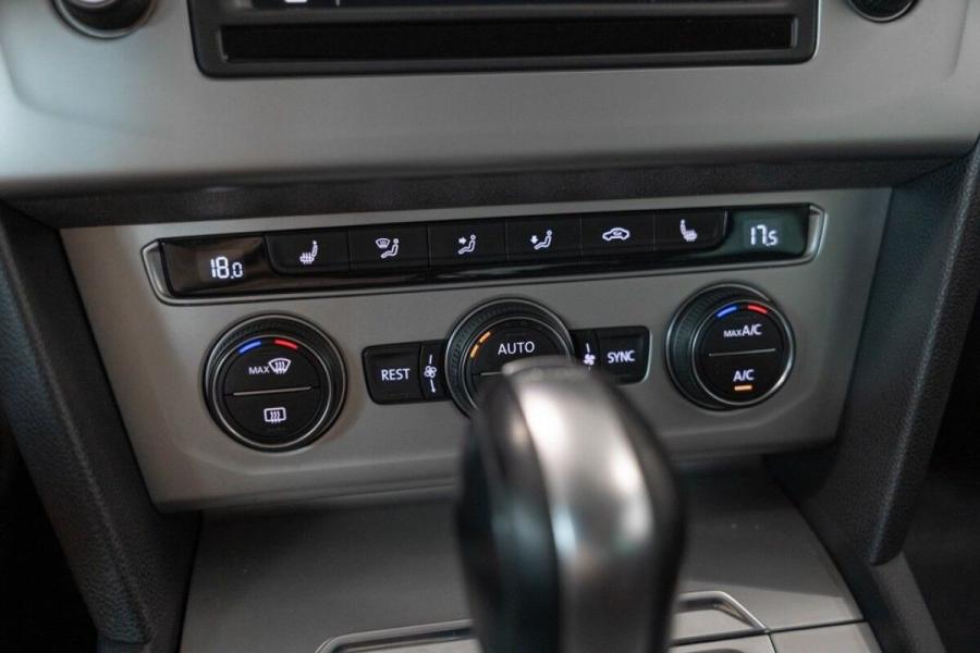 Black Volkswagen Passat 2017 in Vilnius, with an engine capacity of 1.40 L and mileage of 185 thousand km for 11500 €, photo 15 on AUTOMOTO.COM.LV