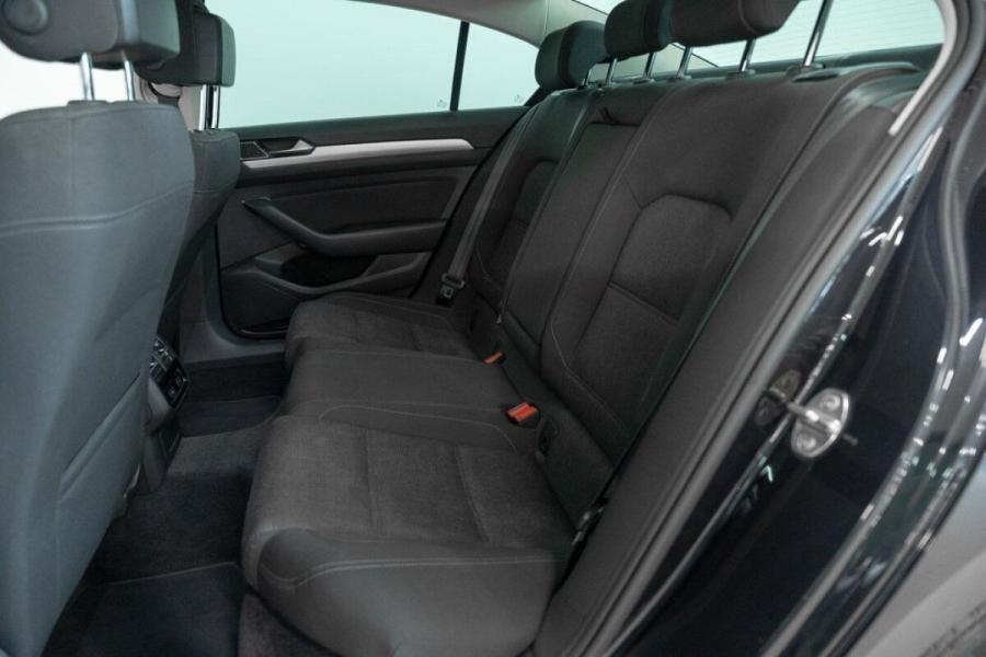 Black Volkswagen Passat 2017 in Vilnius, with an engine capacity of 1.40 L and mileage of 185 thousand km for 11500 €, photo 17 on AUTOMOTO.COM.LV
