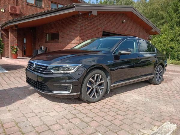 Black Volkswagen Passat 2017 in Kaunas, with an engine capacity of 1.40 L and mileage of 108 thousand km for 15500 €, photo 1 on AUTOMOTO.COM.LV