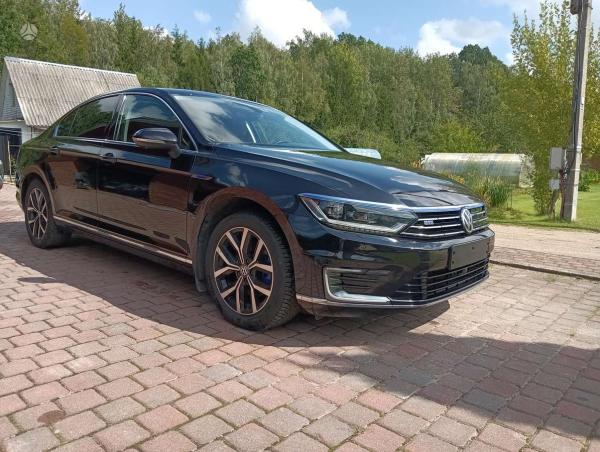 Black Volkswagen Passat 2017 in Kaunas, with an engine capacity of 1.40 L and mileage of 108 thousand km for 15500 €, photo 4 on AUTOMOTO.COM.LV