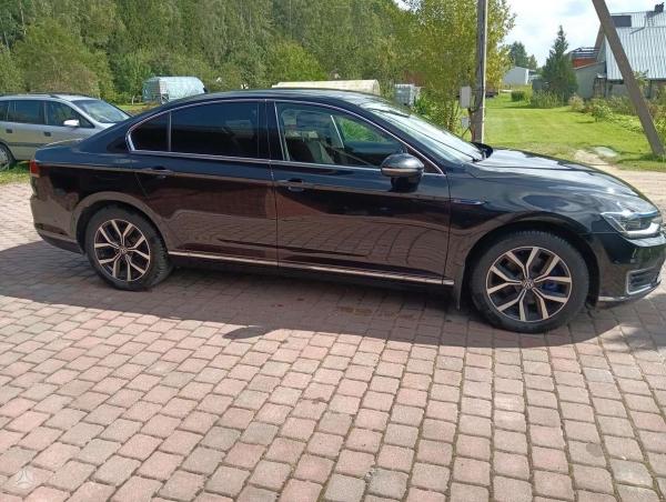 Black Volkswagen Passat 2017 in Kaunas, with an engine capacity of 1.40 L and mileage of 108 thousand km for 15500 €, photo 5 on AUTOMOTO.COM.LV
