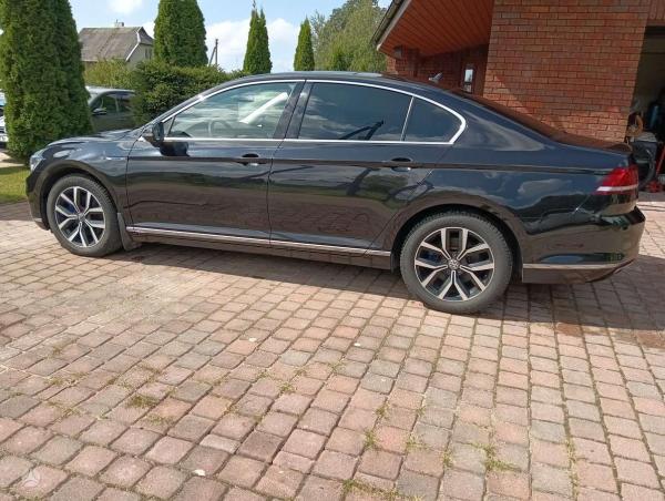 Black Volkswagen Passat 2017 in Kaunas, with an engine capacity of 1.40 L and mileage of 108 thousand km for 15500 €, photo 9 on AUTOMOTO.COM.LV