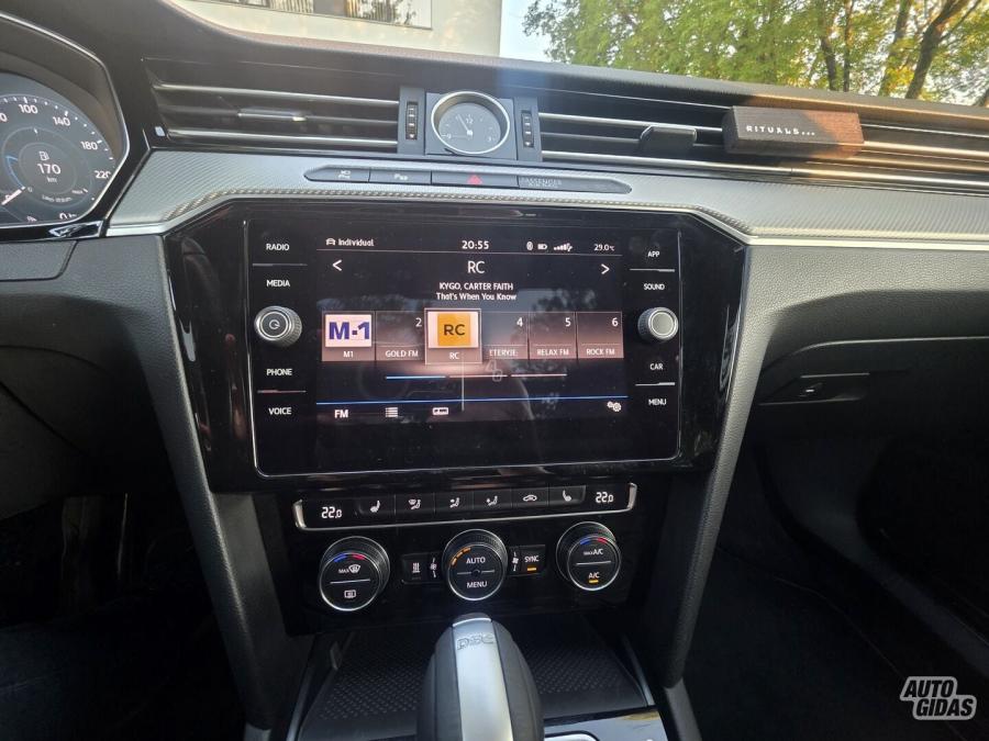 Black Volkswagen Passat 2017 in Kaunas, with an engine capacity of 2.00 L and mileage of 285 thousand km for 13900 €, photo 13 on AUTOMOTO.COM.LV