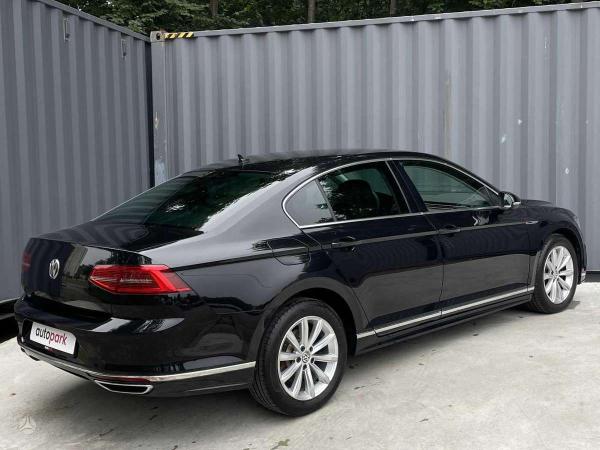 Melns Volkswagen Passat 2018 Viļņa, ar dzinēja tilpumu 1.97 L un nobraukumu 132 tūkst. km par 17500 €, foto 4 vietnē AUTOMOTO.COM.LV