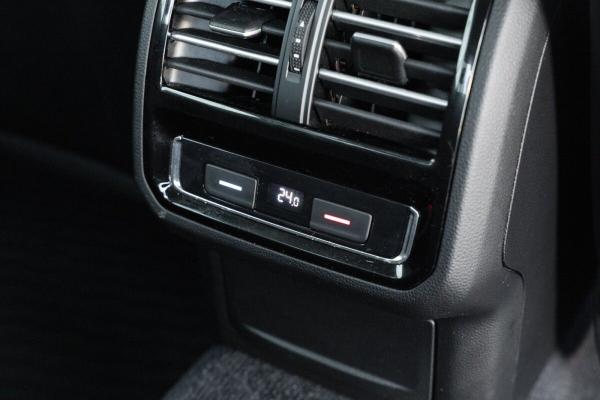Black Volkswagen Passat 2018 in Riga, with an engine capacity of 2.00 L and mileage of 145 thousand km for 14900 €, photo 8 on AUTOMOTO.COM.LV