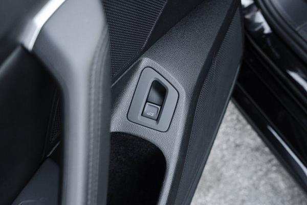 Black Volkswagen Passat 2018 in Riga, with an engine capacity of 2.00 L and mileage of 145 thousand km for 14900 €, photo 11 on AUTOMOTO.COM.LV