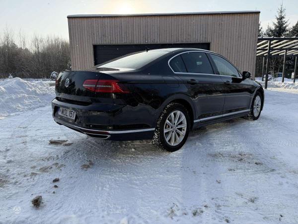 Black Volkswagen Passat 2019 in Vilnius, with an engine capacity of 1.97 L and mileage of 144 thousand km for 18300 €, photo 5 on AUTOMOTO.COM.LV