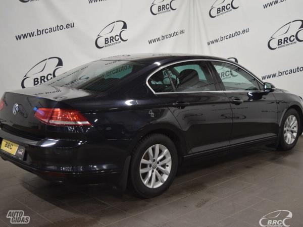 Black Volkswagen Passat 2019 in Riga, with an engine capacity of 1.50 L and mileage of 142 thousand km for 11500 €, photo 2 on AUTOMOTO.COM.LV